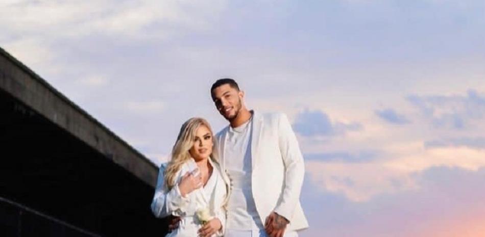 Jenn Quezada le tiende alfombra a esposo, lo perdona y le ratifica su amor