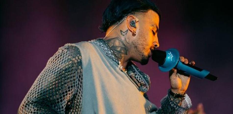 Rauw Alejandro lanza "Playa Saturno" y le rinde homenaje al reggaetón clásico