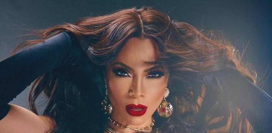 La Materialista es sorprendida con vehículo de lujo a su llegada al país