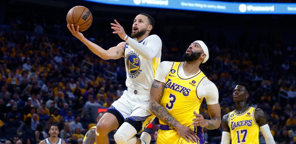 Warriors se apoyan a Curry, Wiggins y Green para sobrevivir ante Lakers
