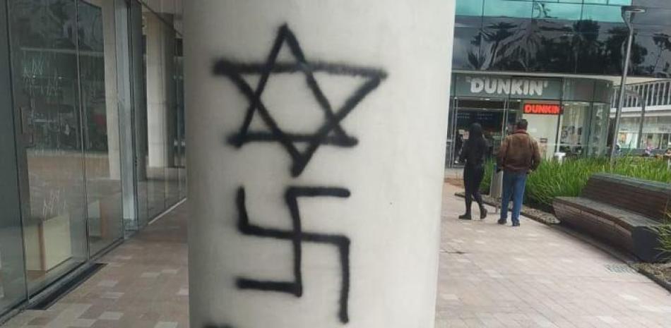 Pintan símbolos nazis en la Embajada de Israel en Bogotá