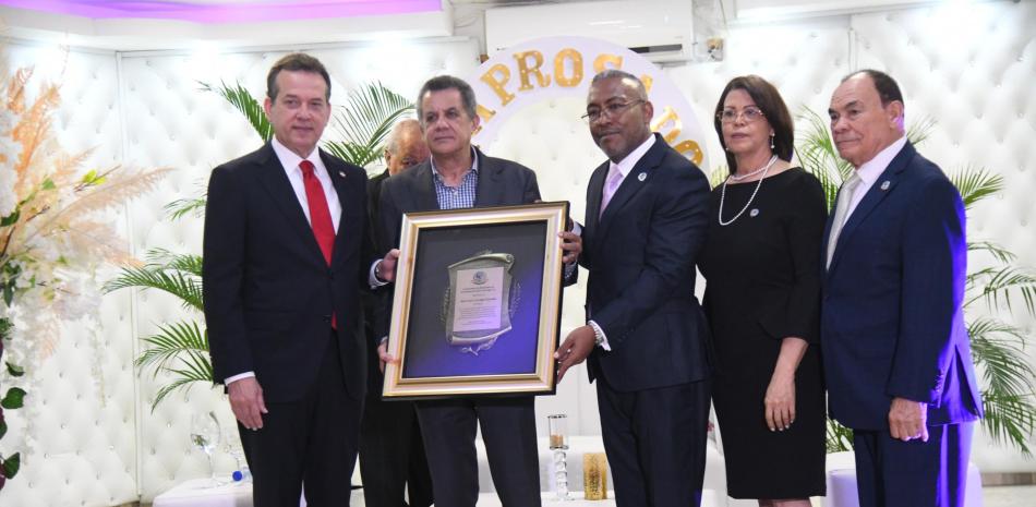 Reconocen a Corripio por trayectoria en el comercio