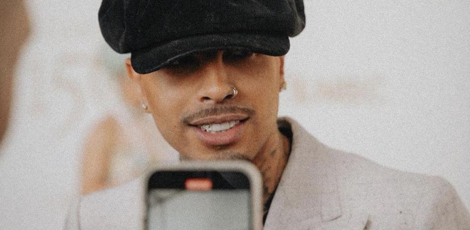 Rauw Alejandro lanza su nuevo sencillo "Touching The Sky"