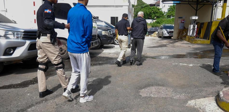 Extraditan a dos dominicanos acusados de fraude y estafa a ...