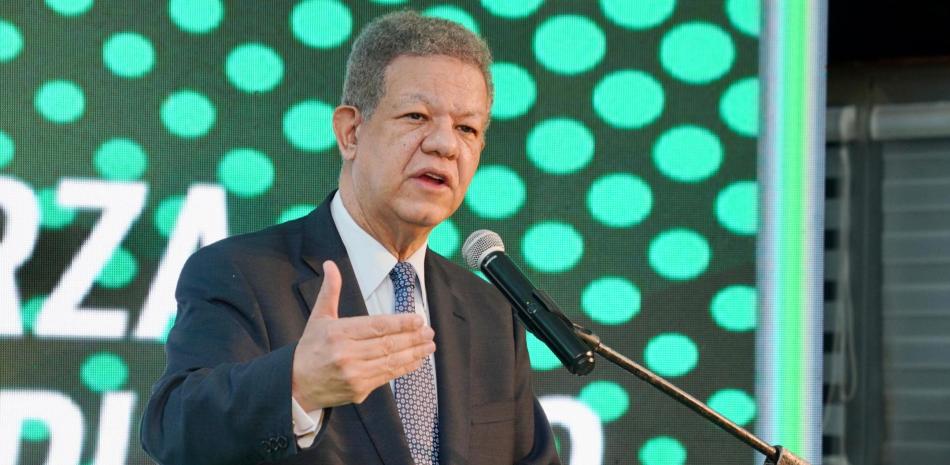 Leonel se defiende de acusaciones de Abinader en La Semanal