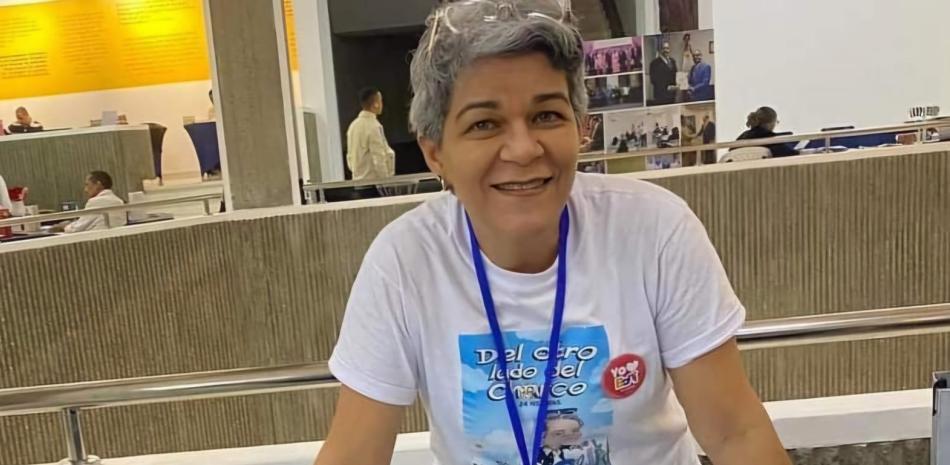 Ana María Castillo: la banileja que cuenta sus historias “del otro lado ...