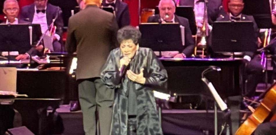 La Sophy regala una noche sinfónica y de canciones nostálgicas a su ...