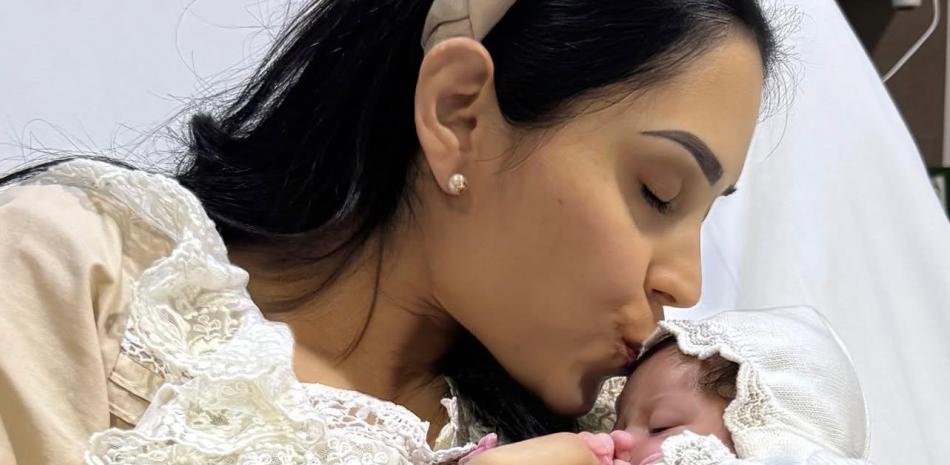 Yinette Then Comprés presenta a su hija