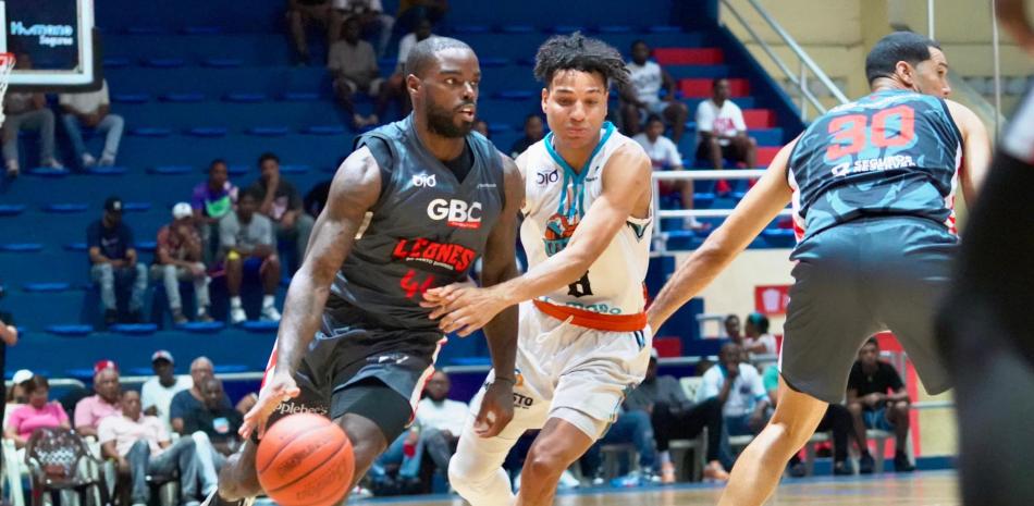 Burrell, Suero y Allen conducen a los Leones a vencer a los Titanes en ...