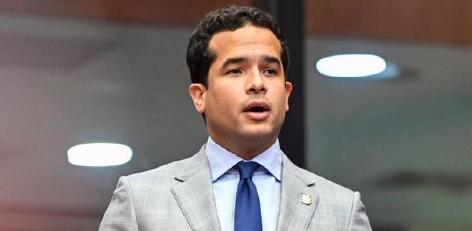 Omar Fernández exige cumplir la ley y liberar de impuestos salarios de ...