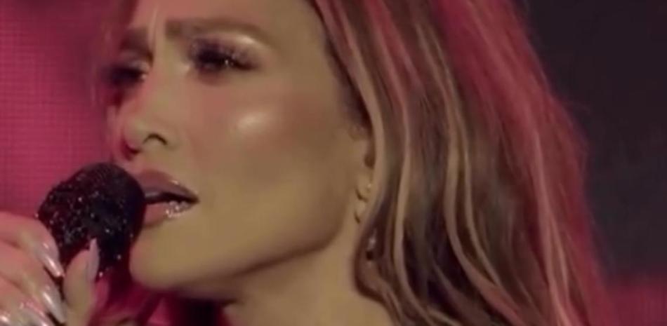 Jennifer López descubre un insecto subiendo por su cuello mientras ...