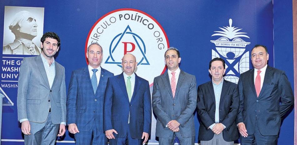 Se unen expertos en política