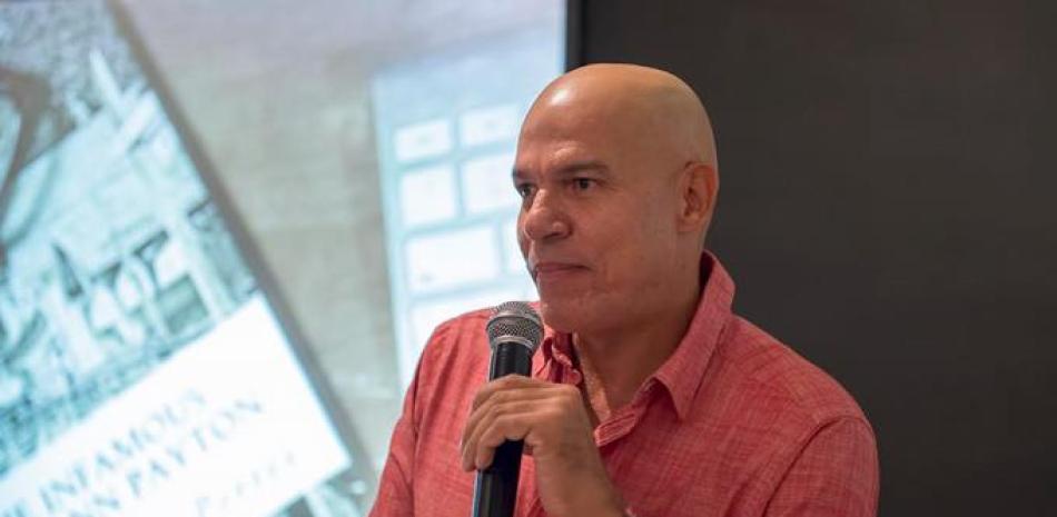 Héctor Mota pone a circular nuevo libro