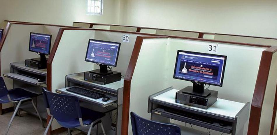 El MESCyT equipa la sala digital de la UASD