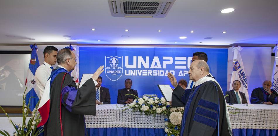 Nuevo rector de UNAPEC toma posesión