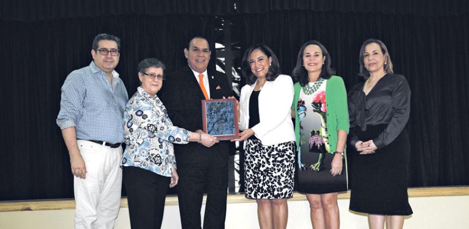 La Hora de Dios honra a sus colaboradores