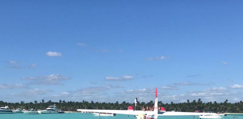 Video: Hidroavioneta que amarizó en playa Palmilla contaba con ...