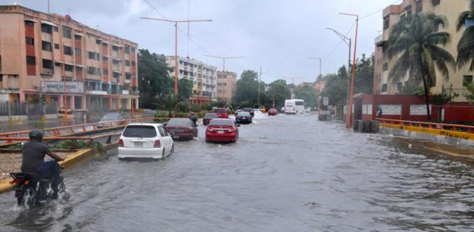 Mantienen alerta para varias provincias; vaguada sigue provocando aguaceros