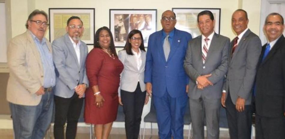 Adecom estrena directiva