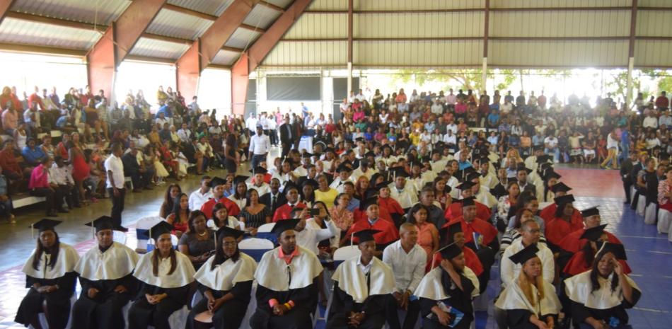 UASD-Neyba inviste 118 nuevos profesionales de grado