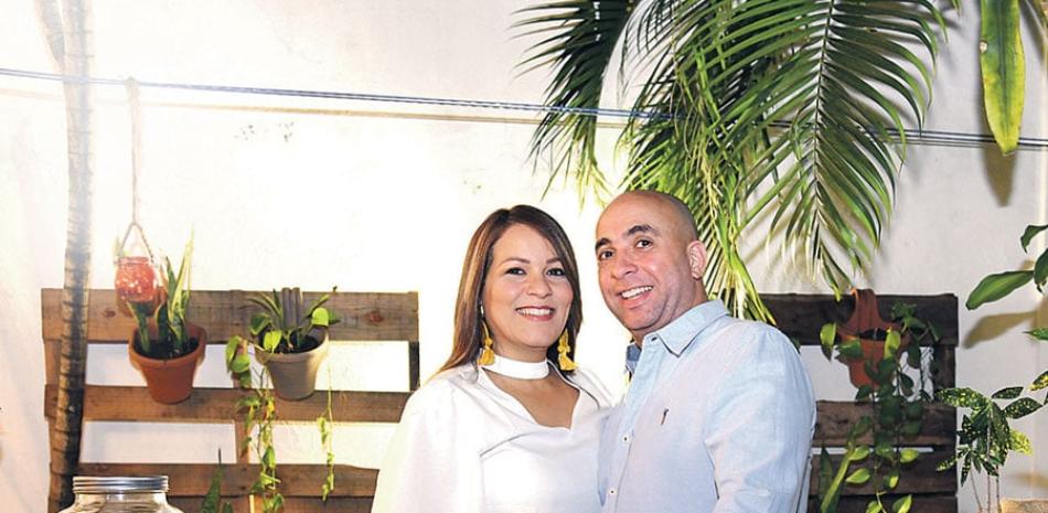 Irving Alberti e Isabel Aracena en el mostrador del amor