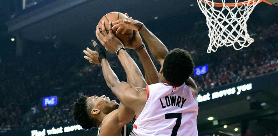 Toronto triunfa con buen juego de Lowry y Leonard