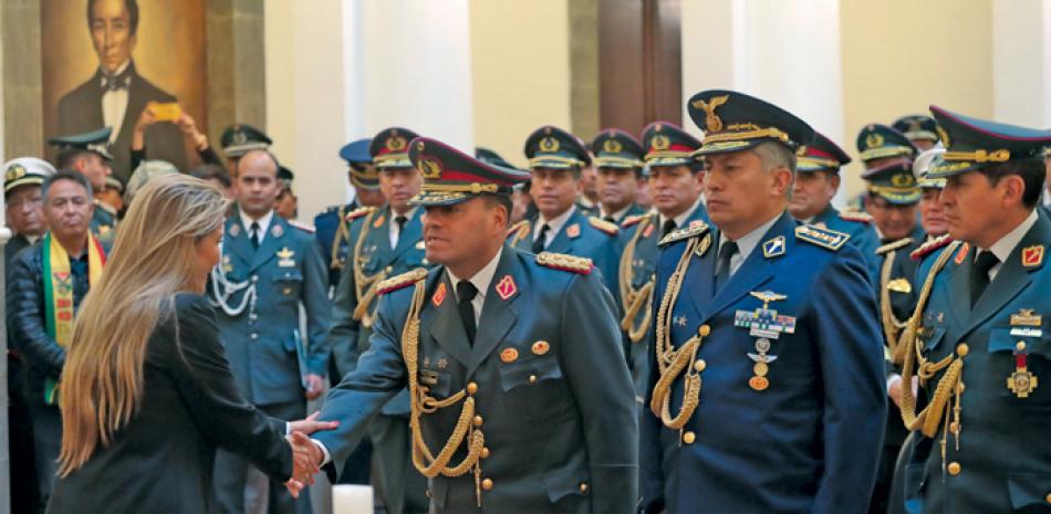 Áñez remueve al alto mando militar y llama cobarde a Evo