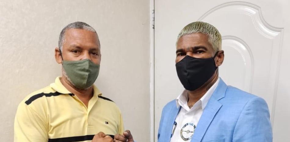 Omega y chofer cambian "el mambo violento" por un son de paz