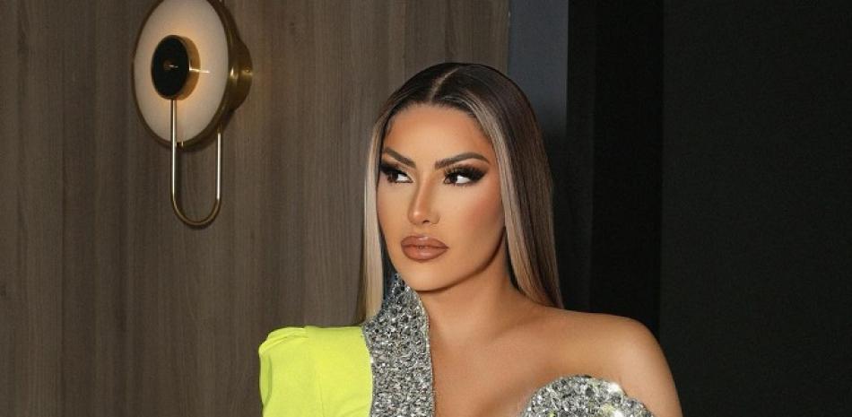 "Alexandra toma en serio carrera como cantante y graba en estudio de ...