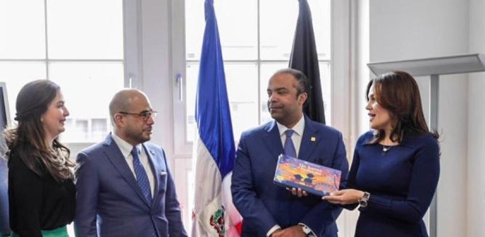 Banreservas entrega donación que hará historia en Berlín