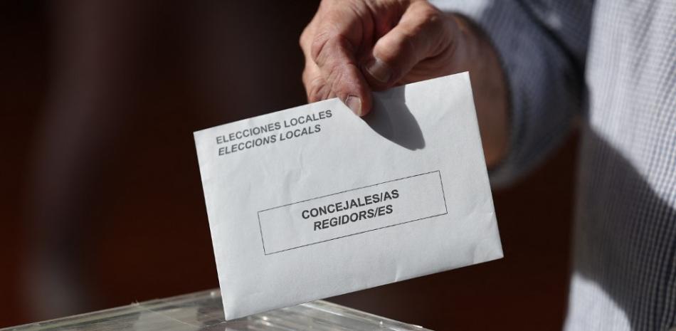 Abren los centros para votar en las elecciones municipales y regionales ...