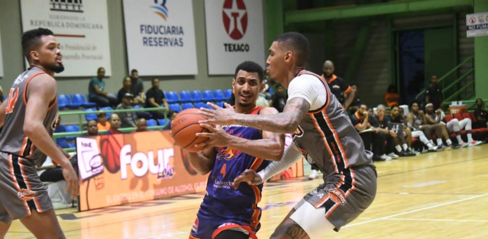 Gelvis Solano conduce a Reales ante los Cañeros del Este
