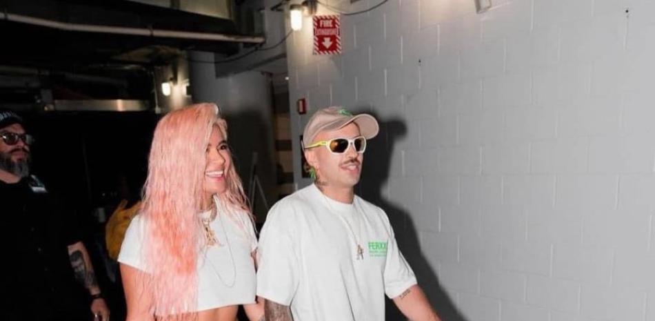 Karol G confirma su canción junto a Feid, "Verano Rosa", en su portada ...