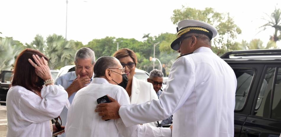 Personalidades asisten a velatorio de Bello Andino