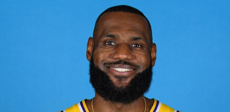 LeBron vuelve para su campaña 21; busca otro título y alentar a su hijo