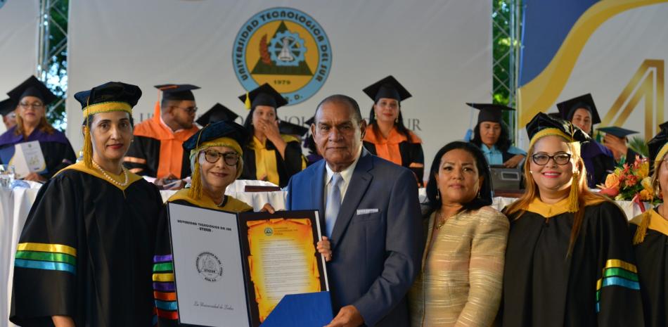 UTESUR dedica su septuagésima graduación al periodista Miguel Franjul