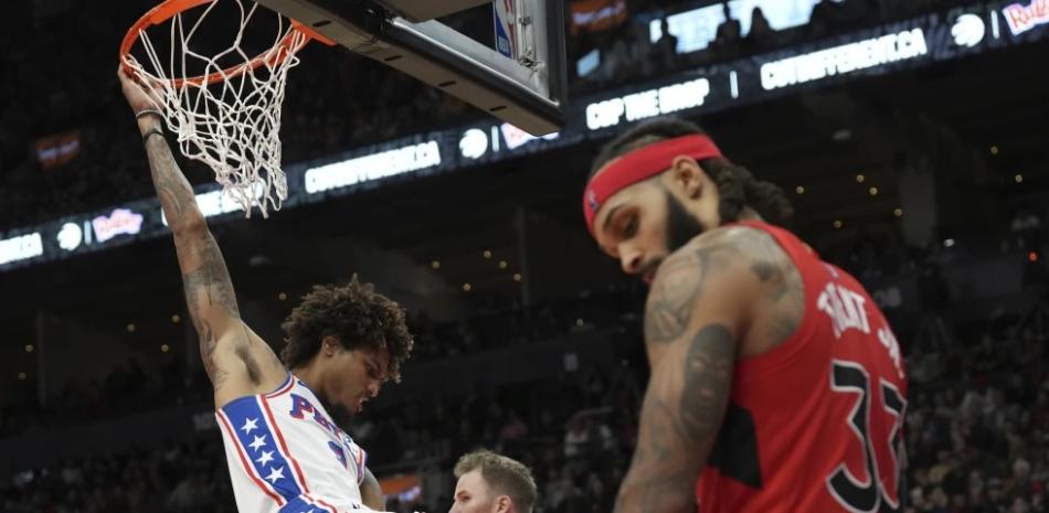 Embiid y Maxey guían Sixers a triunfo sobre los Raptors