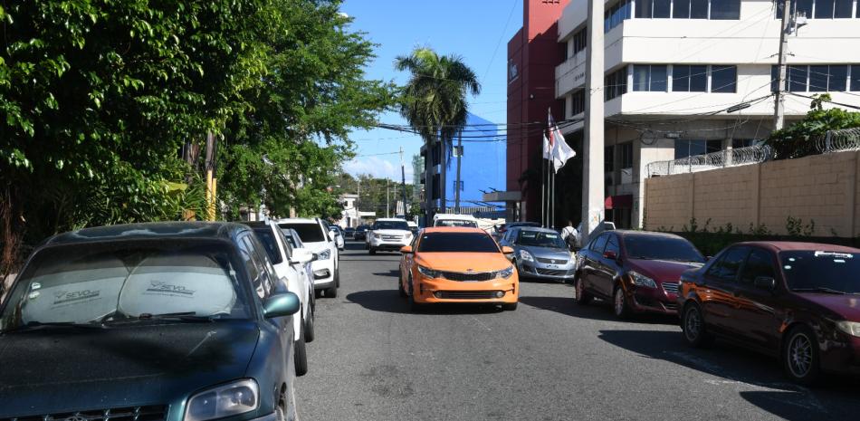 Parqueo paralelo complica el megatapón en toda la capital