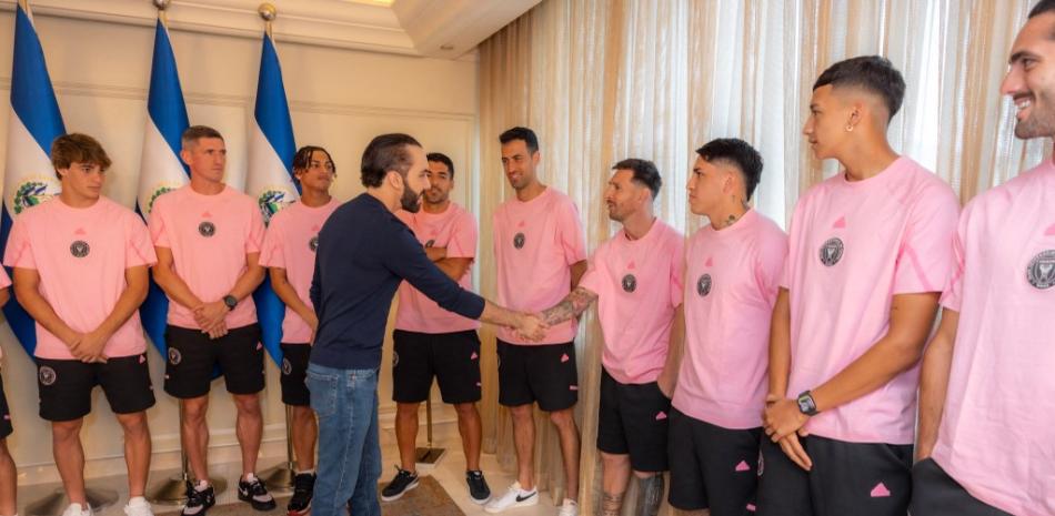 Bukele saluda a los jugadores del Inter Miami y le sonríe a Messi
