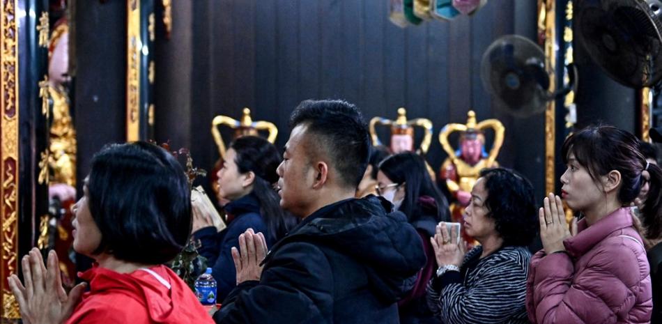 Los vietnamitas le rezan a Buda para encontrar pareja en el Día de San ...