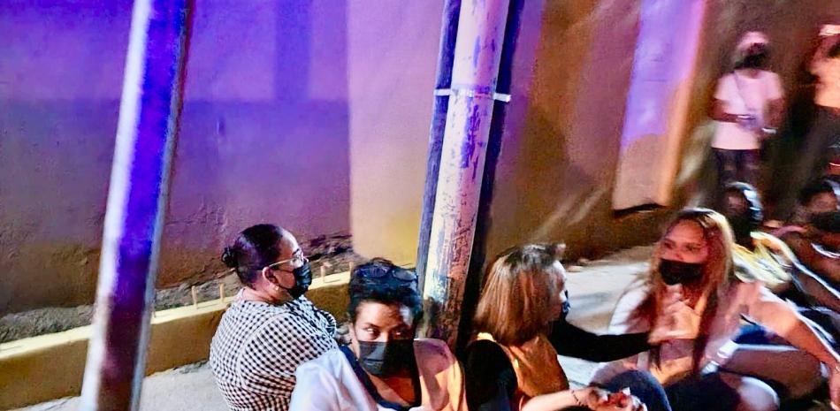 Candidata a alcaldía del PLD, exsenadora y varias mujeres se amarran ...