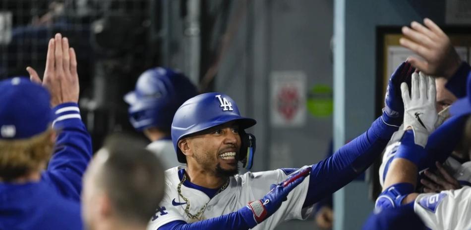 Mookie Betts logra su quinto jonrón y los Dodgers superan a Gigantes