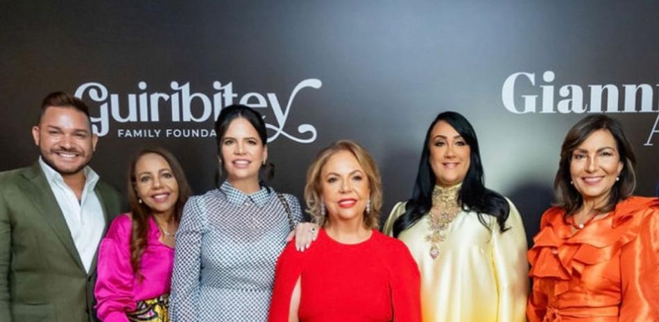 La familia Guiribitey junto a Giannina Azar, apoyan a comunidades ...