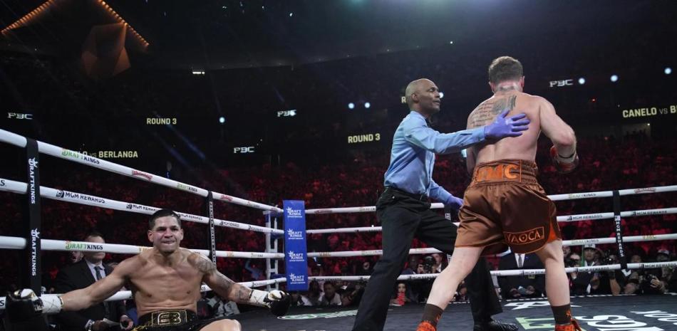 Canelo Álvarez gana por decisión unánime en dominante defensa del ...