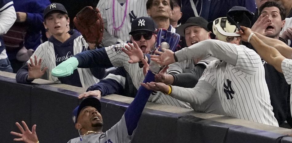 MLB veta de sus estadios a fans que sujetaron a Mookie Betts en la ...