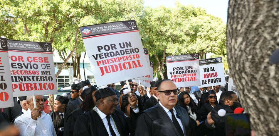 Día del Poder Judicial fue matizado por protesta de Colegio de Abogados