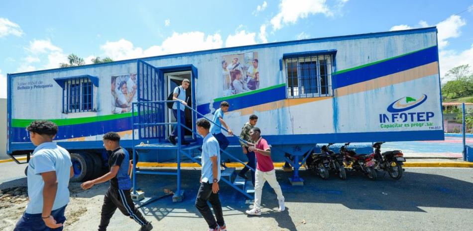 Estudiantes dicen que no tienen espacio en nuevas aulas móviles de Tenares