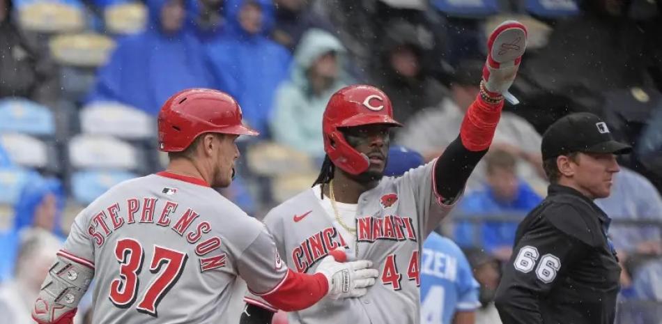 Nick Martínez y Tyler Stephenson ayudan a Rojos a derrotar 7-4 a los Reales