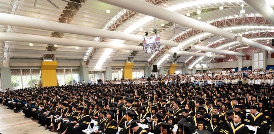 PUCMM celebra su graduación número 112 y entrega 1,111 nuevos ...