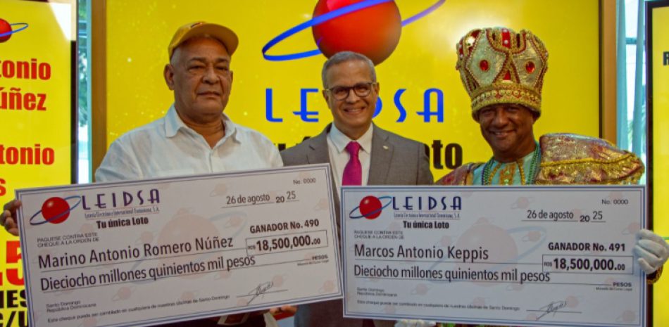 Leidsa entrega cheques a los ganadores de los 37 millones en el Loto